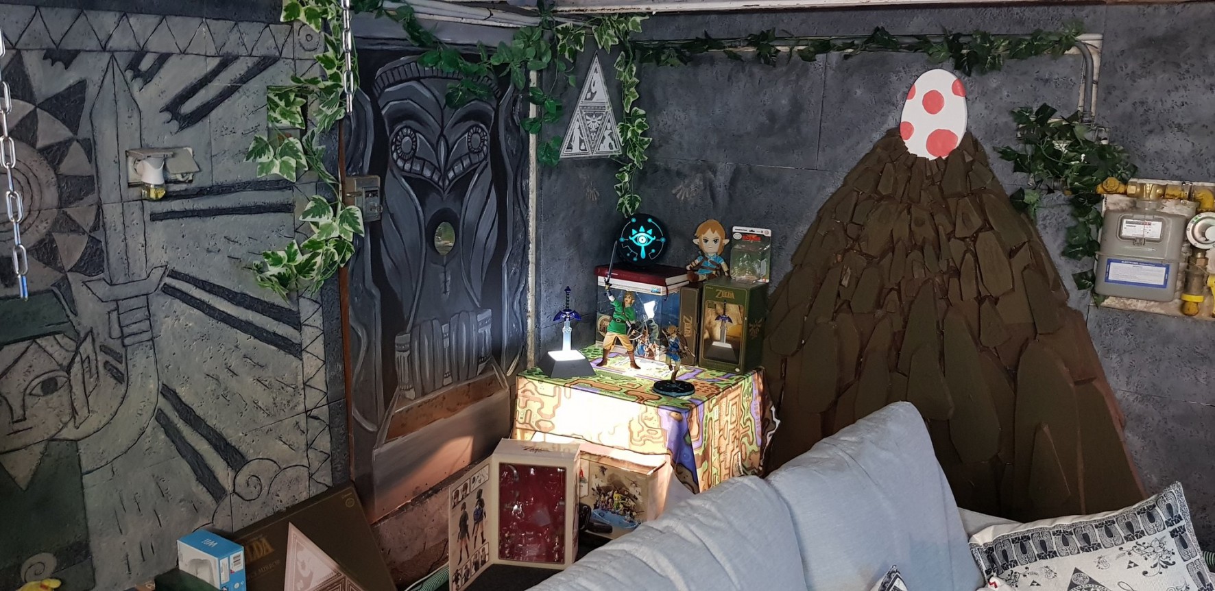 This absolute madlad went out and built the Zelda game room of your ...